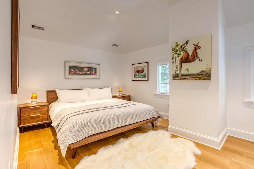 The Penthouse, Downtown Lenox by Evergreen Home - Lenox | Vrbo