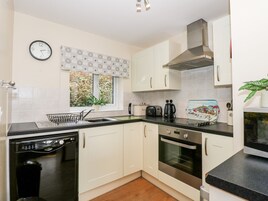 Geladeira, lava-louças, chaleira elétrica, torradeira