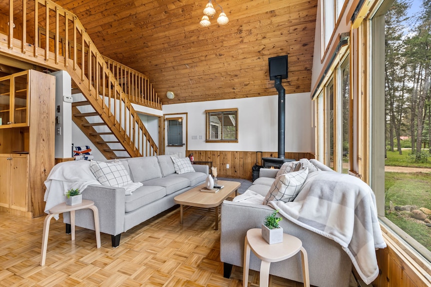 Pineridge Point Cabin - Unwind In The Hot Tub Or Get Cozy Next To The Woodstove - Manitoba