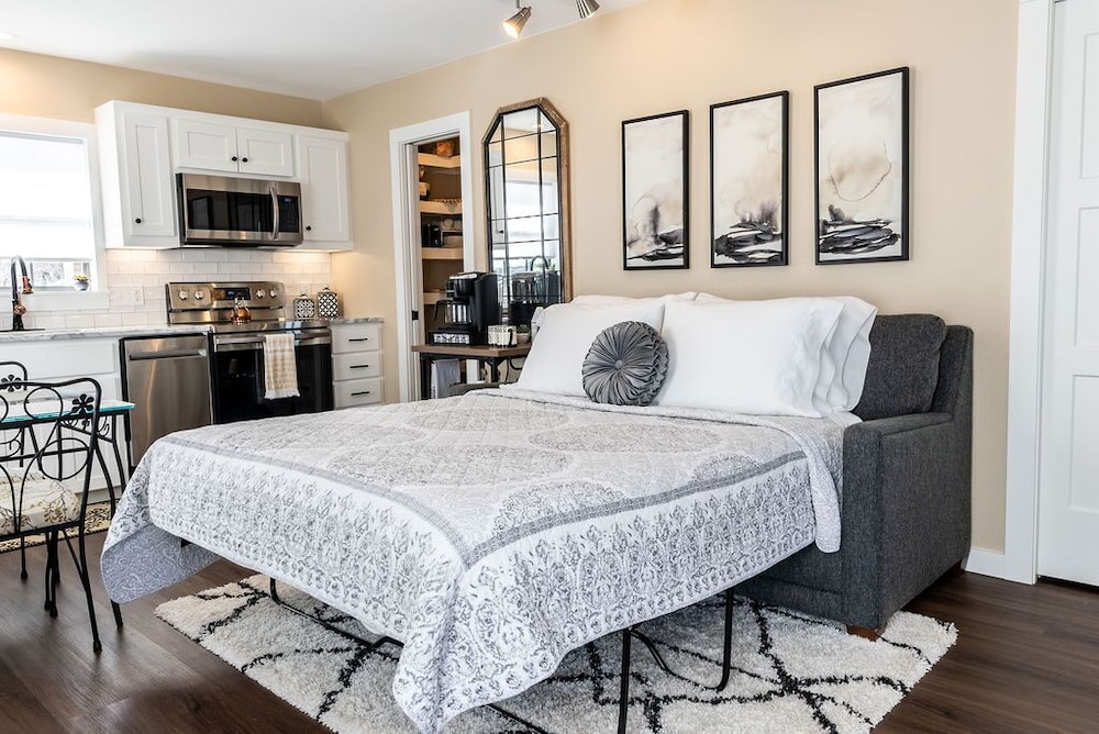 The Eagle's Nest: A Charming Oasis Minutes From Decatur Square - Decatur, TX