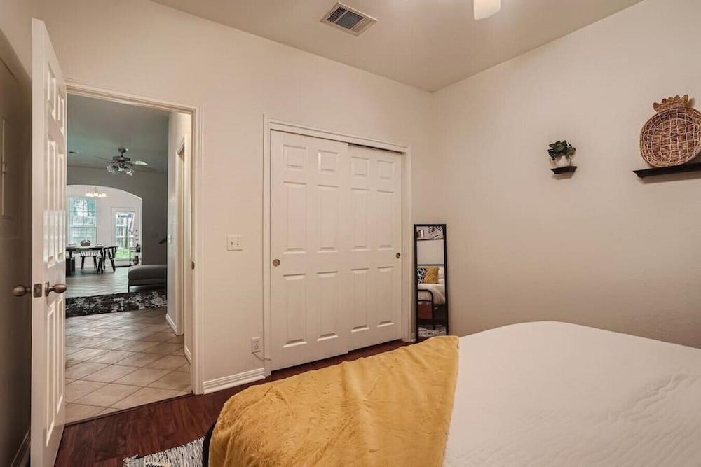 Business Friendly Central Austin 3/2 Townhome W/ Pool! - Austin, TX