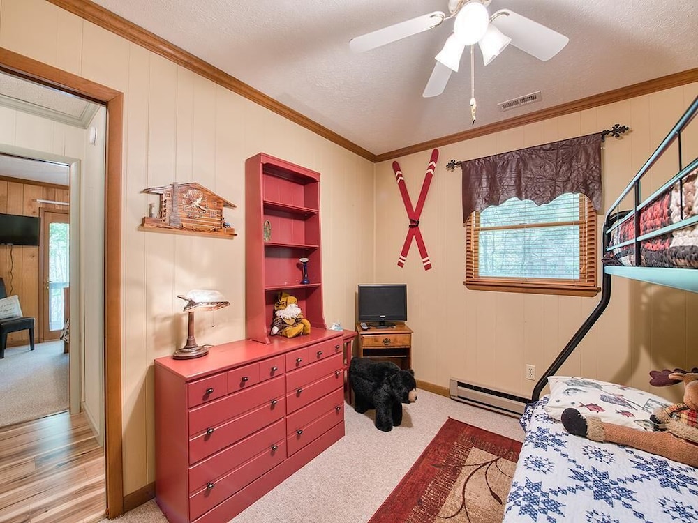 Fast Wifi, Covered Porch, And Fenced-in Yard. Quiet Neighborhood. Pet Friendly! - Maggie Valley, NC