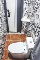 Chuveiro, chuveiro com efeito de chuva, produtos de toalete grátis 