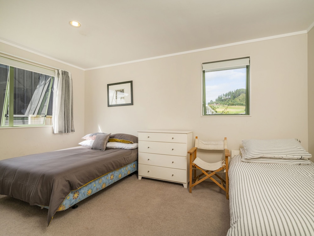 Sandy Feet Retreat - Cooks Beach Holiday Home - Hahei