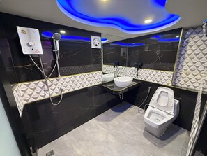 Quarto casal luxo, sem janelas | Banheiro | Chuveiro, produtos de toalete grátis, secador de cabelo