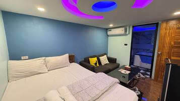 Quarto Duplo Deluxe, banheira de hidromassagem grande | 1 quarto, secretária, ferro/tábua de engomar, Wi-fi grátis