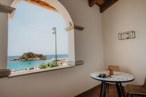 Quarto luxo, vista para o mar | Roupas de cama premium, edredons de pluma