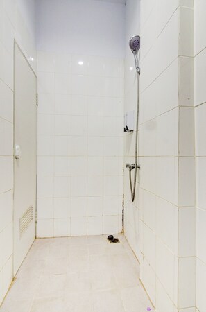 Quarto Duplo Standard | Casa de banho | Um polibã, toalhas fornecidas 