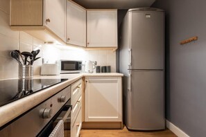 Apartamento | Cozinha privada | Um frigorífico, um micro-ondas, um forno, uma placa de cozinha 