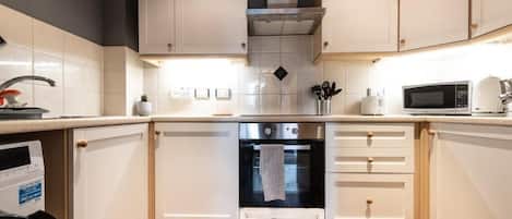 Apartamento | Cozinha privada | Um frigorífico, um micro-ondas, um forno, uma placa de cozinha