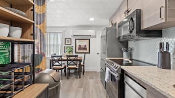 Estúdio, várias camas, pátio, vista para o jardim | Cozinha privada | Um frigorífico, um micro-ondas, um forno, uma placa de cozinha