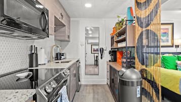 Estúdio, várias camas, pátio, vista para o jardim | Cozinha privada | Um frigorífico, um micro-ondas, um forno, uma placa de cozinha