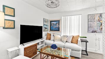 Estúdio, várias camas, pátio, vista para o jardim | Sala de estar | Televisor de 40 polegadas com canais digitais