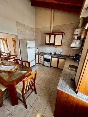 Apartamento | Cozinha privada | Geladeira grande, micro-ondas, fogão, cooktop