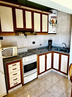 Apartamento | Cozinha privada | Geladeira grande, micro-ondas, fogão, cooktop