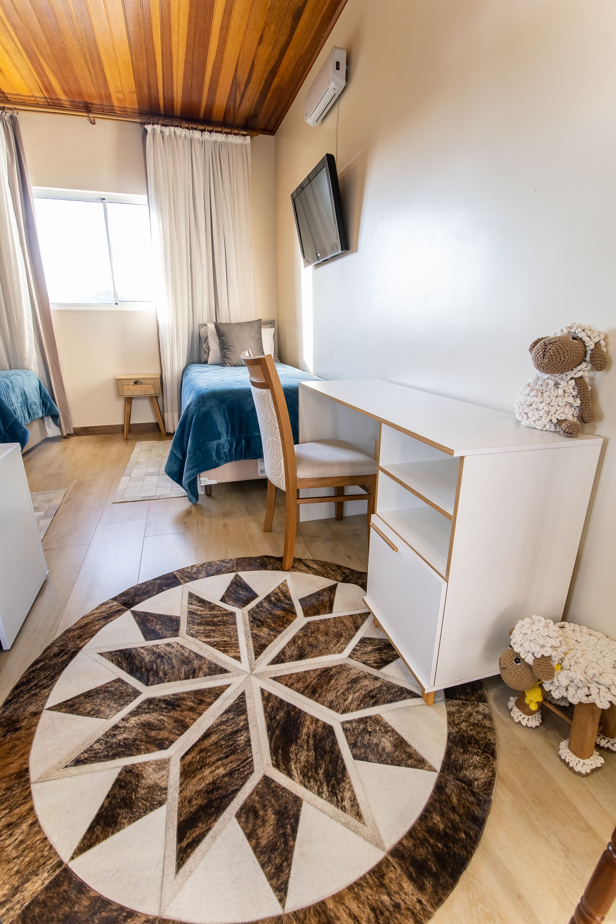 Quarto quádruplo conforto, 2 quartos | Roupas de cama premium, quartos à prova de som, Wi-Fi de cortesia