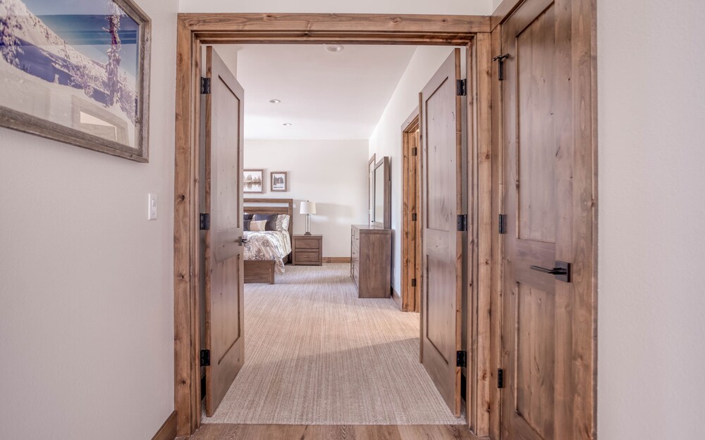 Beautifully remodeled 5B/4B home, with SHARC Passes, Hot Tub, Dog Friendly - Sunriver | Vrbo