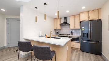 Condo, 1 quarto | Cozinha privada | Geladeira, fogão, cafeteira/chaleira, torradeira
