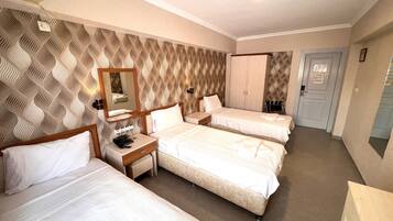 Quarto Triplo Cidade | Minibar, cortinas/cortinados opacos, Wi-fi grátis