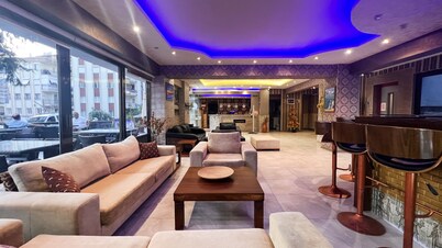 Saturn Hotel 