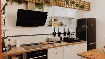 Apartamento empresarial | Cozinha compartilhada | Refrigerador em uma área comum, mesas de jantar