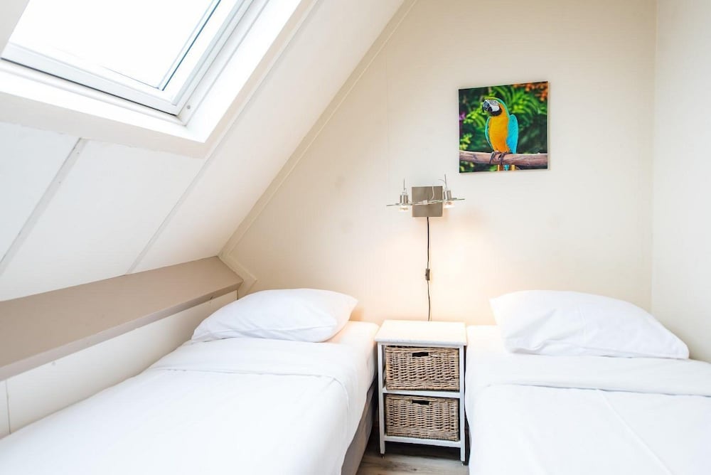 Friese Antillen Is Een Hofje Van 8 Woningen Vlakbij Het Strand En Dorp Hollum. - Hollum