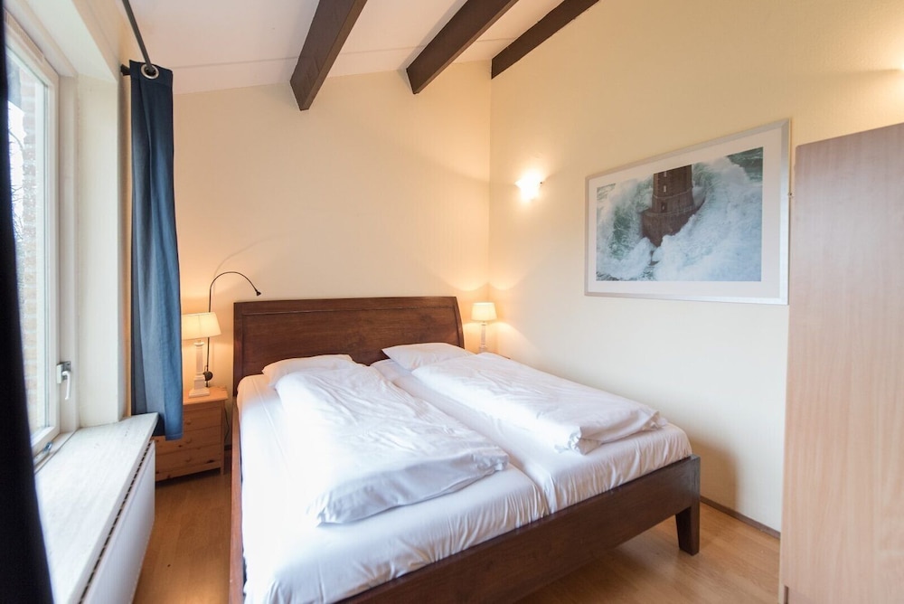 Stormvogel Has Lots Of Privacy Near Outdoor Pool And Is Close To The Beach. - Ameland