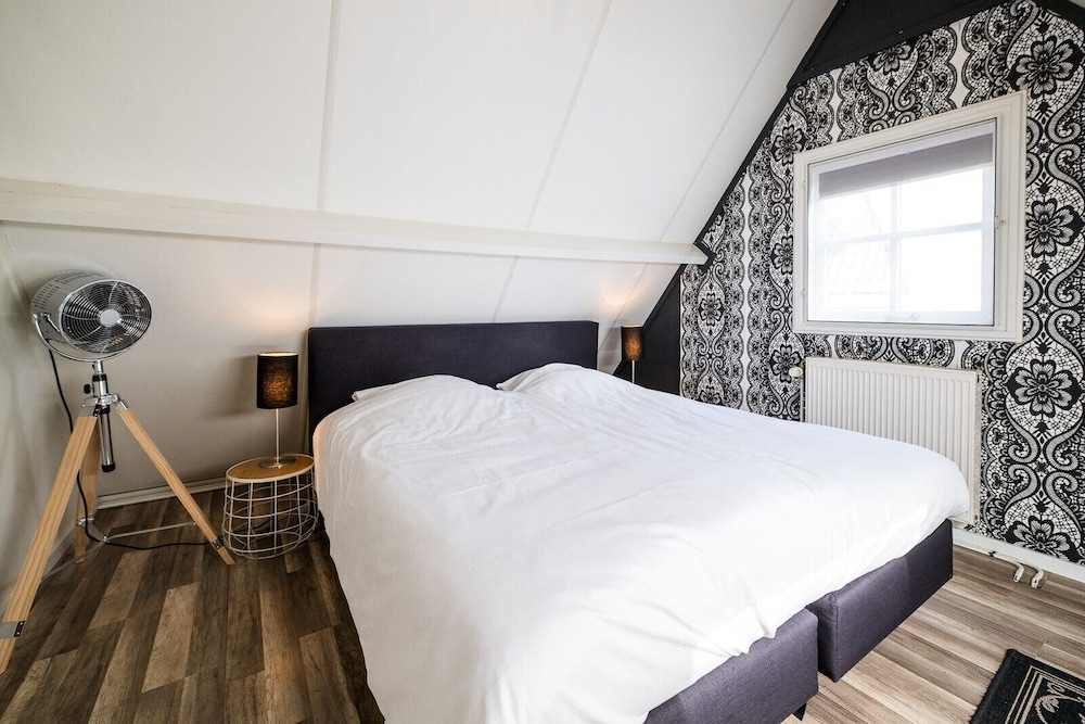 Friese Antillen Is Een Hofje Van 8 Woningen Vlakbij Het Strand En Dorp Hollum. - Hollum