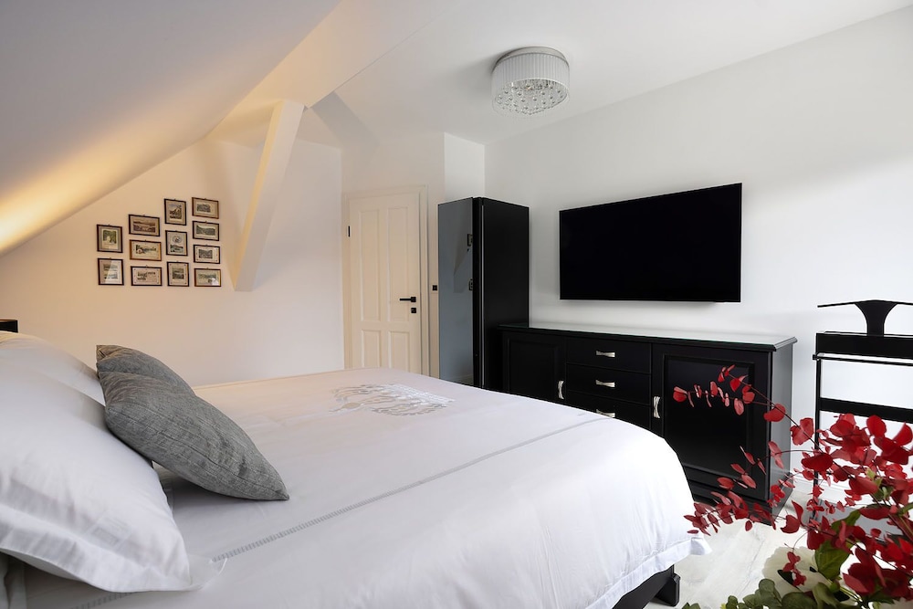 Luxe Villa Mignon: Bedroom W/ Castle View + 3 Min Walk To The Lake Bled - Bled