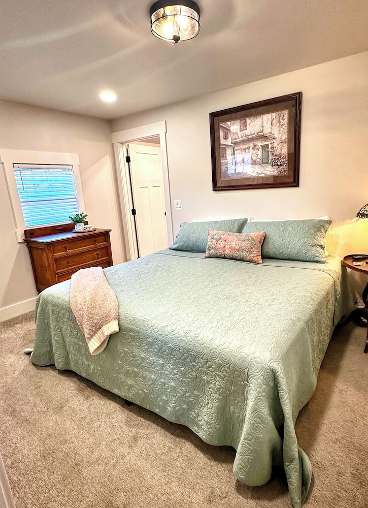 Beautifully Restored! Historical Charm, 3 Bed 2 Bath, Central Yakima Home! - Yakima, WA