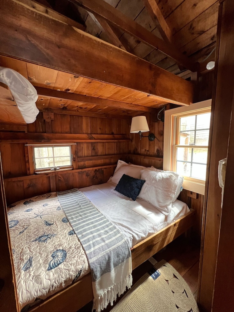 Grandma's Cottage: Olde Cape Cod at its best. Steps to the beach. Dog ...