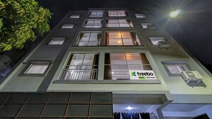 Um edifício com vários andares e uma placa com a inscrição 'Treebo Trend White House'.
