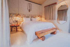 Chalé superluxo, 1 cama King, banheira de hidromassagem | 1 quarto, roupas de cama premium, edredons de pluma, frigobar
