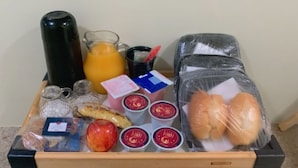 Uma bandeja de café da manhã com diversos alimentos e bebidas.