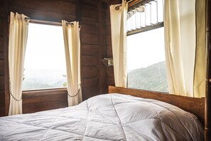 Quarto família, várias camas | Edredons de pluma, individualmente decorados, individualmente mobiliados