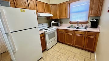 Suite-Estúdio Deluxe | Cozinha privada | Um frigorífico/congelador grande, um micro-ondas, uma cafeteira/bule