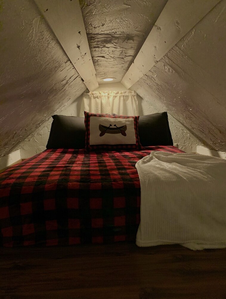 The Nun's Cabin: Historic Tiny House On The Bigfork River - Minnesota