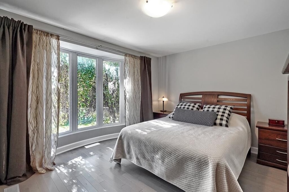 Brossard Renovated House - Brossard