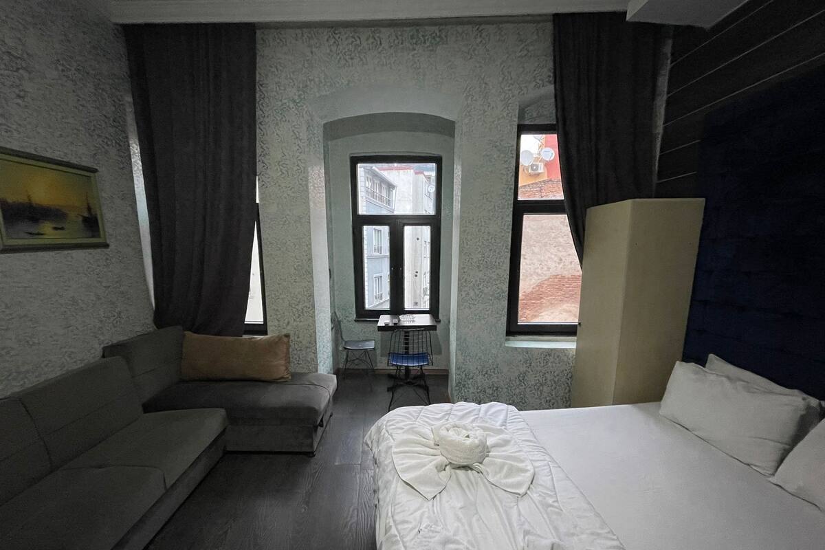 Quarto Clássico com Cama de Casal | Secretária adequada para computadores portáteis, Wi-fi grátis