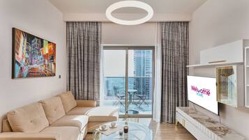 Apartamento Comfort | Sala de estar | Televisor de ecrã plano de 65 polegadas com canais digitais, televisor