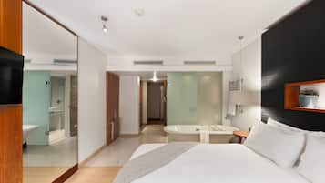 Quarto casal conforto | Cofres nos quartos, escrivaninha, espaço de trabalho para notebook
