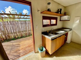 Minifrigorífico, um micro-ondas, liquidificador, utensílios de cozinha 