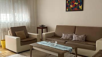 Apartamento | Sala de estar | TV de ecrã plano