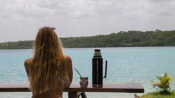 Café da manhã com pratos da culinária local grátis todos os dias