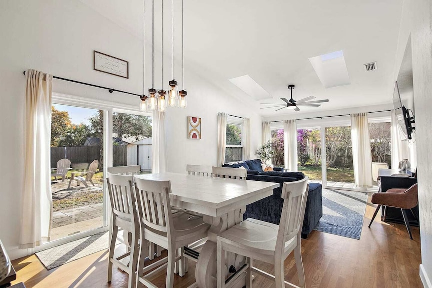 Welcoming Spring Break Getaway, Entire Home, Beautiful Outdoor Space With Fire Pit! - Daytona Beach, FL