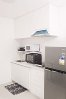 Estúdio | Kitchenette privada | Um frigorífico, um micro-ondas, uma placa de cozinha