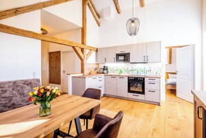 Apartamento família | Área de estar | TV 43 polegadas com canais via satélite