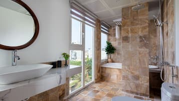 Apartamento Panorâmico | Casa de banho | Uma combinação polibã/banheira, um chuveiro fixo