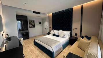 Minibar, cofre no quarto, secretária