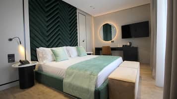 Quarto Triplo Deluxe, 1 cama king-size e sofá-cama, não fumadores, vista para o mar | Minibar, cofre no quarto, secretária